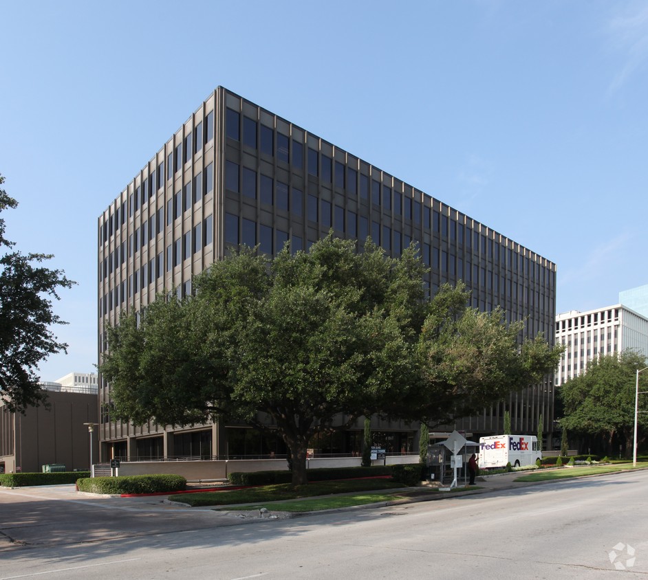 3411 Richmond Avenue - Capital Realty Group