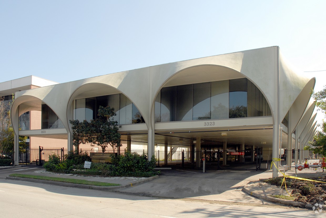 3323 Richmond Avenue - Capital Realty Group